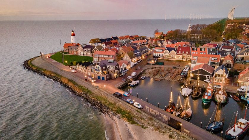 Sinds in de Noordoostpolder werd drooggelegd, is Urk geen eiland meer.